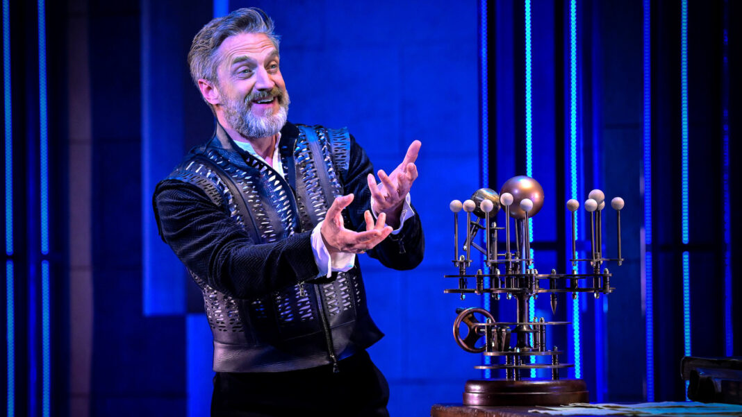 Raúl Esparza Looks for the Opposite Thing... - Cultural Attaché